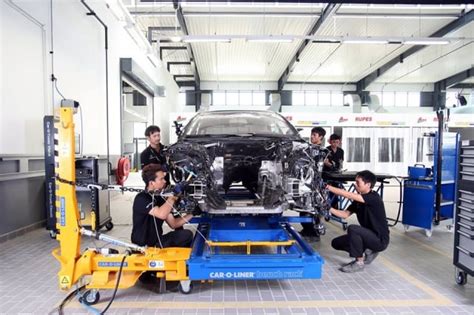 អ្នកជំនាញ ជួសជុល រថយន្ត របស់ ក្រុមហ៊ុន Star Auto Cambodia អាច ជួសជុល រថយន្ត គ្រប់ ម៉ាក