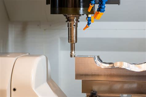 Cnc 밀링 머신은 인덱싱 가능한 엔드밀 공구로 사출 금형 부품을 거칠게 절단합니다 밀링머신에 대한 스톡 사진 및 기타 이미지 밀링머신 기계 가공 작업 장비 Istock