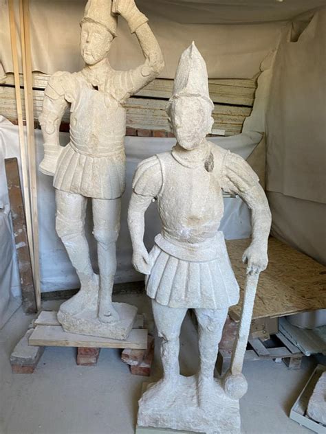 У Львові реставрують скульптури Xvi століття з Королівської камяниці Читайте на Ukr Net