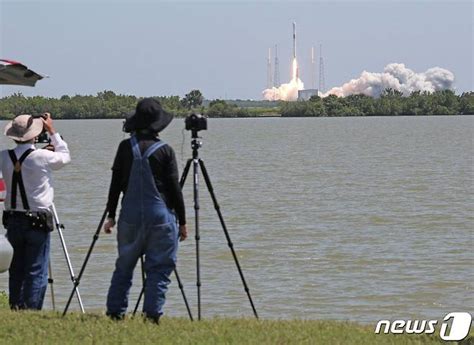 우주 망원경 ‘유클리드 발사 모습 촬영하는 관광객