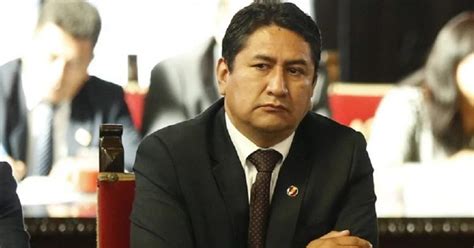 Владимир Серрон набрасывается на кардинала Педро Баррето в середине Страстной недели за