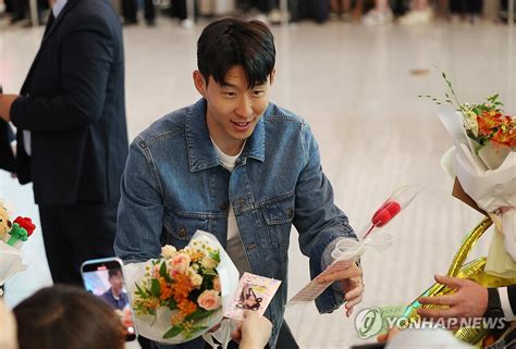 꽃다발 선물 받는 손흥민 연합뉴스