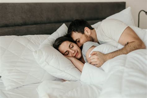 201 200 Couple Dans Un Lit Photos Taleaux Et Images Libre De Droits Istock