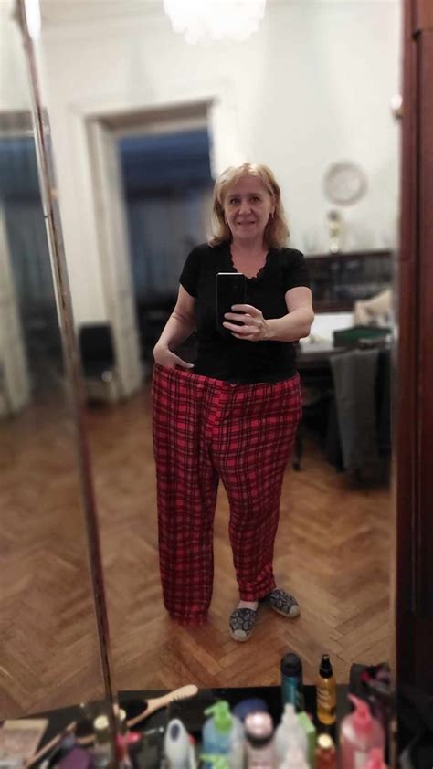 Woman ჩემი სახლში შესასრულებელი პროგრამის შემდეგ როგორ მოგწონთ შარვალი რომელიც მოტკეცილი ქონდა