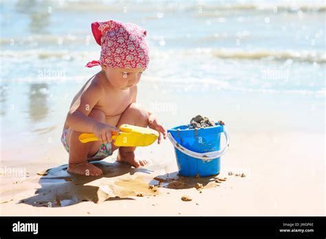 Das Kind Mit Einem Eimer Stockfotos Und Bilder Kaufen Alamy