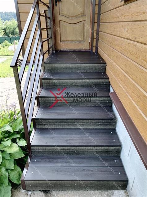 Крыльцо из террасной доски на металлическом каркасе