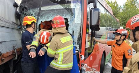 주차된 트럭 통근버스가 쾅운전자 음주 측정 면허취소 수준