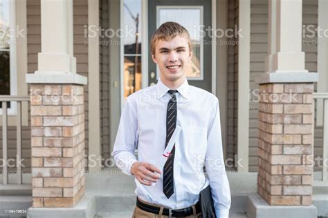 집 앞에서 졸업장과 졸업 모자를 들고 있는 젊은 남성 학생 고등학교에 대한 스톡 사진 및 기타 이미지 고등학교 고등학교 3학년생 교외 Istock