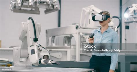 엔지니어링 로봇 공학 및 가상 현실 분야의 여성 하이테크를 위한 컨트롤러 및 기계 학습 산업 작업장 및 자동화 Vr 및 조이스틱을 통한 혁신 미래 기술 및 엔지니어 창고에