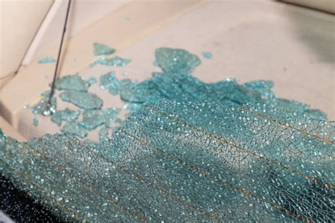 길거리에서 자동차의 깨진 뒷유리 닫습니다 온도 차이로 인해 겨울에 자동차 유리가 파열되었습니다 0명에 대한 스톡 사진 및 기타