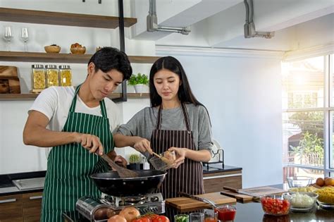 귀여운 해피 커플의 초상화 셀 카 액션 게시에 앞치마 현대 부엌에서 샐러드와 채소로 장식 된 요리 아침 식사를 준비 하 고 좋은 시간을 보내고 2명에 대한 스톡 사진 및