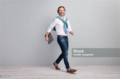 파스텔 회색 색 배경에 고립 된 미소 노트북워킹 캐주얼 의상을 입고 남자의 전체 길이 신체 크기 사진 남자 사업가에 대한 스톡