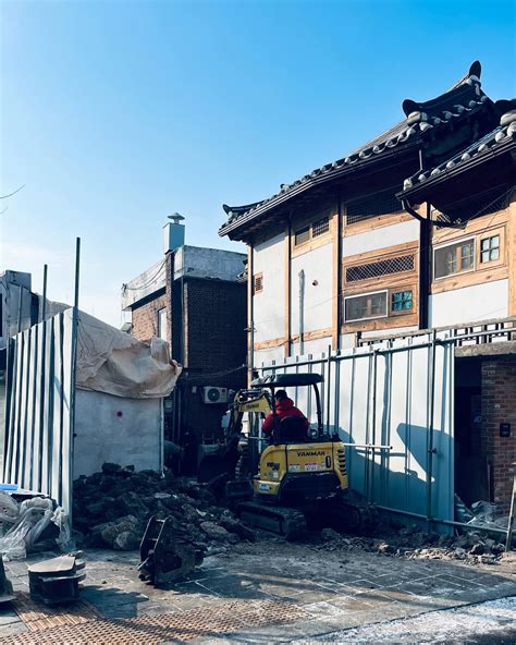 More 해체공사 사건의 전말 건축주는 지인을 통해 A시공사와 해체 및 건축공사 계약을 한다 A시공사는 해체공사를 B