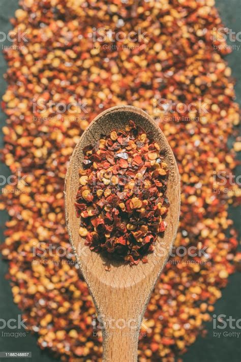 나무 숟가락에 말린 칠리 플레이크 으깬 붉은 카이엔 고추의 전경을 가까이서 볼 수 있습니다 배경으로 말린 붉은 칠리 플레이크의 상단보기 매운 음식 0명에 대한 스톡 사진 및