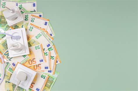 밝은 녹색 배경에 유로 지폐와 전원 플러그와 전기 소켓 전기 비용과 고가의 에너지 개념 0명에 대한 스톡 사진 및 기타 이미지
