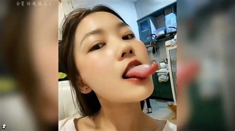 盘点那些让人直呼“卧槽”的牛人，妹子舌头能分叉，全程高能腾讯新闻