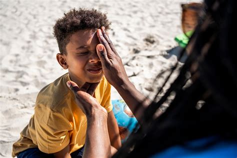 햇볕이 잘 드는 해변에서 아들에게 자외선 차단제를 바르는 어머니 2명에 대한 스톡 사진 및 기타 이미지 2명 35 39세 8 9 살 Istock