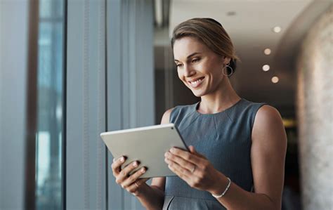 태블릿 미소 및 연구 소셜 미디어 또는 인터넷 브라우징을 위해 사무실에 있는 비즈니스 여성 야간 기술 스크롤 또는 네트워킹을 위한 터치스크린이 있는 전문적이고 행복한 여성