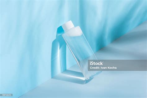 미셀라 워터 회색파란색 배경에 비문 없이 깨끗 한 패키지에 얼굴 강장제 메이크업 리무버 세안제에 대한 스톡 사진 및 기타 이미지 Istock