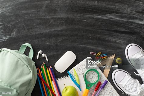 칠판 배경에 키보드 마우스 및 편지지를 표시하는 이 하향식 스냅샷을 통해 원격 학습의 가능성을 탐색하십시오 텍스트 또는 광고에 복사 공간 활용 0명에 대한 스톡 사진 및