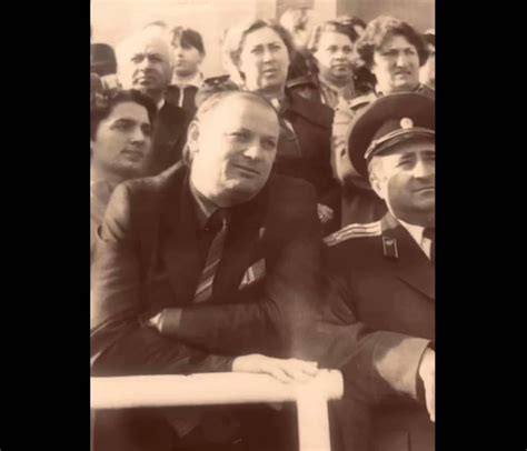 მიხეილ ერთხელ ბიჭობაში დაბადების დღეზე მიმიწვიეს მზადებაში ვარ და მამამ მკითხა თუ სად