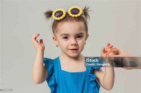 선글라스를 끼고 하얀 배경에 스튜디오에 있는 파란 정장을 입은 금발의 여자 아기 아이 어린 시절 헤어 롤빵 헤어 스타일 여름 패션 2 3 살에 대한 스톡 사진 및 기타