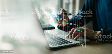 프로젝트 관리 개념 관리 시스템의 컴퓨터와 협력하여 데이터베이스에 연결된 Kpi 및 메트릭으로 보고서를 작성하는 분석가 시간에