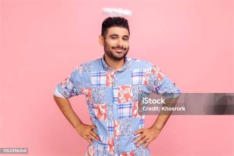 파란 셔츠를 입고 엉덩이에 손을 얹고 카메라를 향해 미소짓는 모습의 젊은 성인 매력적인 천사 남자 30 34세에 대한 스톡 사진 및 기타 이미지 Istock