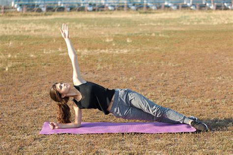 뱀 가죽 프린트가 있는 스포츠웨어를 입은 젊은 슬림 한 운동 소녀가 일련의 운동을 합니다 피트니스와 건강한 라이프 스타일 건강한 생활방식에 대한 스톡 사진 및 기타 이미지