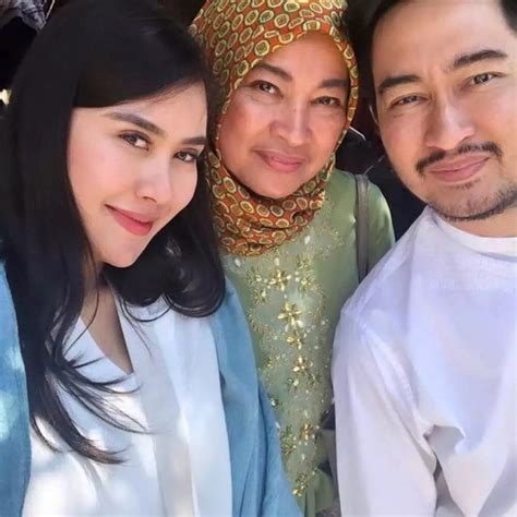 7 Potret Kebersamaan Syahnaz dengan Mertuanya yang Jarang Disorot
