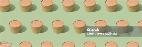 갈색 일회용 크래프트 종이 길거리 음식 용기 또는 복사 공간 모형과 녹색 배경에 종이 모자컵으로 만든 배너 패턴 지속 가능한 식품 포장 개념 일회용 컵에 대한 스톡 사진 및