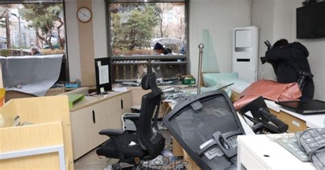 “법치주의 근간 흔들어”…서부지법 폭동 ‘녹색 점퍼남 징역 3년 6개월