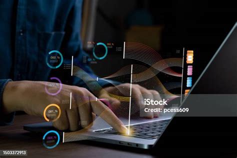 analysts use computers to analyze and visualize complex data on a