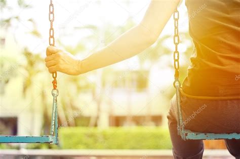 Mujer Solitaria Extra Ando A Su Novio Mientras Se Balancea En El Parque De La Aldea