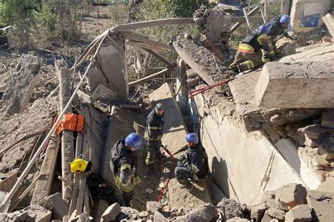 Окупанти вбили у Нікополі двох людей під завалами ще можуть бути люди відео