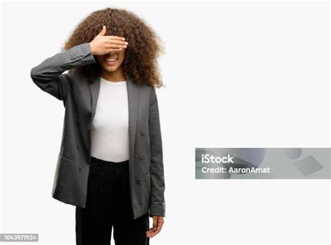 아프리카계 미국인 비즈니스 여자 안경을 손으로 덮고 눈 깜짝 하는 얼굴에 웃 고 웃 고 눈 먼 개념입니다 가리기에 대한 스톡