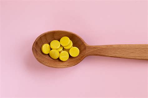 노란 알약 분홍색 배경에 나무 숟가락에 의학 및 건강 개념 0명에 대한 스톡 사진 및 기타 이미지 0명 개념 건강 진단 Istock
