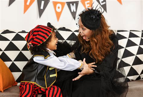 즐거운 아프리카 계 미국인 가족 어머니와 집에서 할로윈 의상을 입은 어린 소년 아들 2명에 대한 스톡 사진 및 기타 이미지