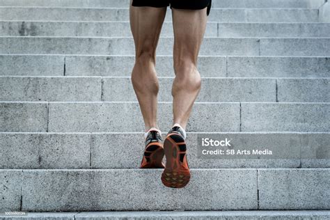 남자 러너 도시 도시 스포츠 훈련 젊은 남성 피해자 선수 훈련 및 시 야외에서 운동 하 고 계단에서 실행 체력과 운동 야외 도시 환경 개념입니다 개념에 대한 스톡 사진 및
