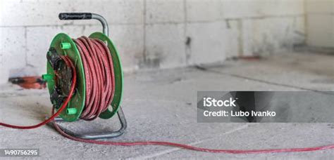 빨간색과 녹색 전원 코드 연장 리드 드럼 건설 현장 바닥 텍스트 오른쪽에 빈 공간이 있는 근접 촬영 세부 사항 0명에 대한 스톡 사진 및 기타 이미지 Istock