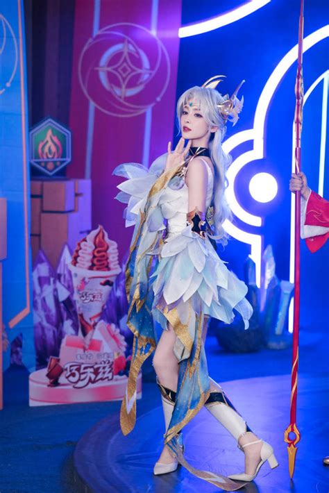 古力娜扎cos貂蝉身姿曼妙 置身繁花中宛若美神降临 搜狐大视野 搜狐新闻