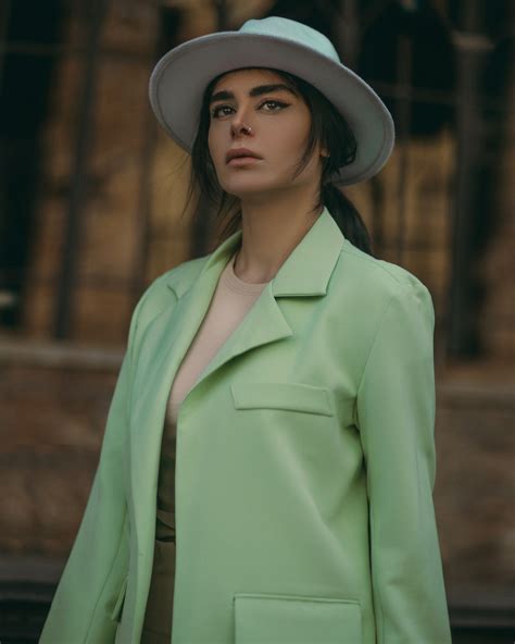 초록색 코트와 모자를 쓴 여자 사진 Unsplash의 무료 코트 이미지