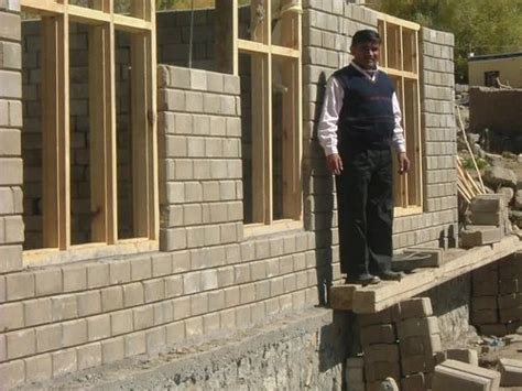 Semi Automatic Solid Wall Interlocking Brick Making Machine And Hydraform Building System At