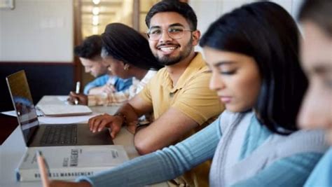 100 नंबर हासिल कर Mp Board 10वीं टॉपर बनी प्रज्ञा जायसवाल Mp Board 10th Topper 2025 Pragya