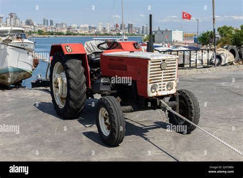 Istanbul TÜrkei 11 Juli 2022 Steyr Traktor Auf Der Küstenstraße Das Unternehmen Wurde 1864