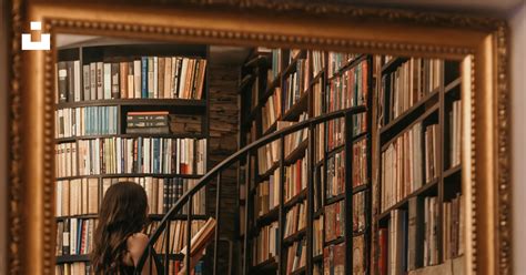 책장 옆 계단 케이스에 서 있는 여자 사진 Unsplash의 무료 루마니아 이미지