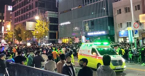 슬픈 일요일 3년 만의 마스크 없는 축제가 대참사로