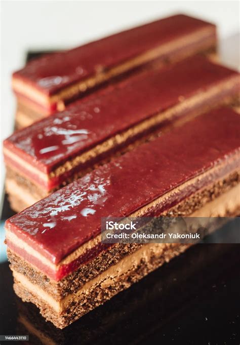 검은 배경에 세 초콜릿 케이크입니다 무스 케이크 일품 요리 디저트에서 오페라 케이크 검은 배경에 케이크 선택적 초점 목재 재료에 대한 스톡 사진 및 기타 이미지 Istock