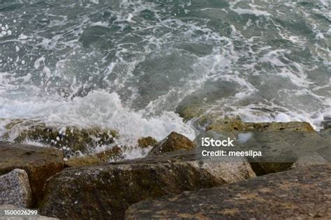 태국 라용 2023년 3월 11일 태국 라용의 라용 해변과 구름이 있는 푸른 하늘의 모래 밤의 해변과 구름이 있는 푸른 하늘 도시의 밤 0명에 대한 스톡 사진 및 기타