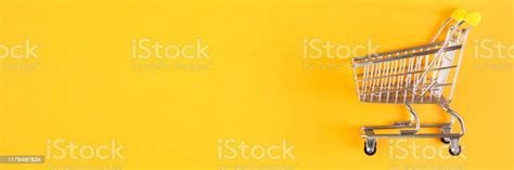쇼핑 중독 구매자 쇼핑 개념입니다 클로즈업 위에서 노란색 배경에 고립 된 쇼핑 트롤리 공간을 복사합니다 배너 개념에 대한 스톡 사진 및 기타 이미지 Istock